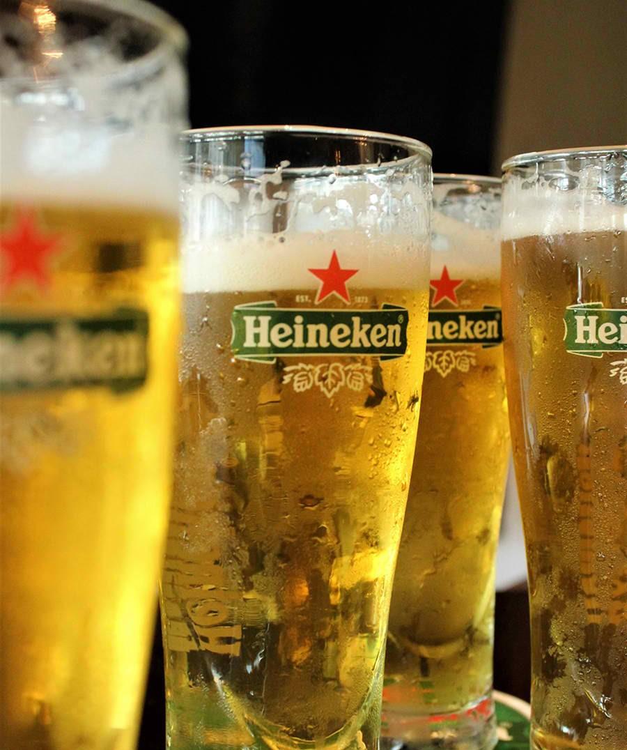 4 pieces Heineken draft glass, Food & Drinks, Beverages on Carousell