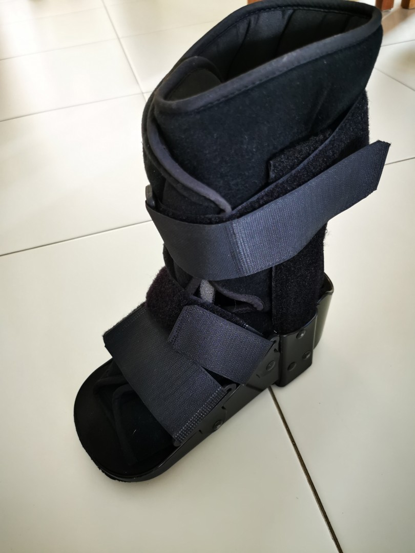 Pneumatic Ankle Support / Walking Brace / Aircast / Air Walker, Health ...