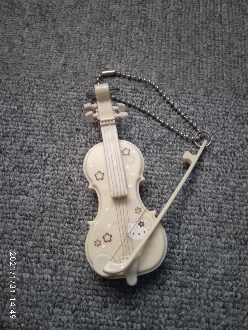 Hello kitty musical violin keychain, Hobbies & Toys, Toys & Games on Carousell