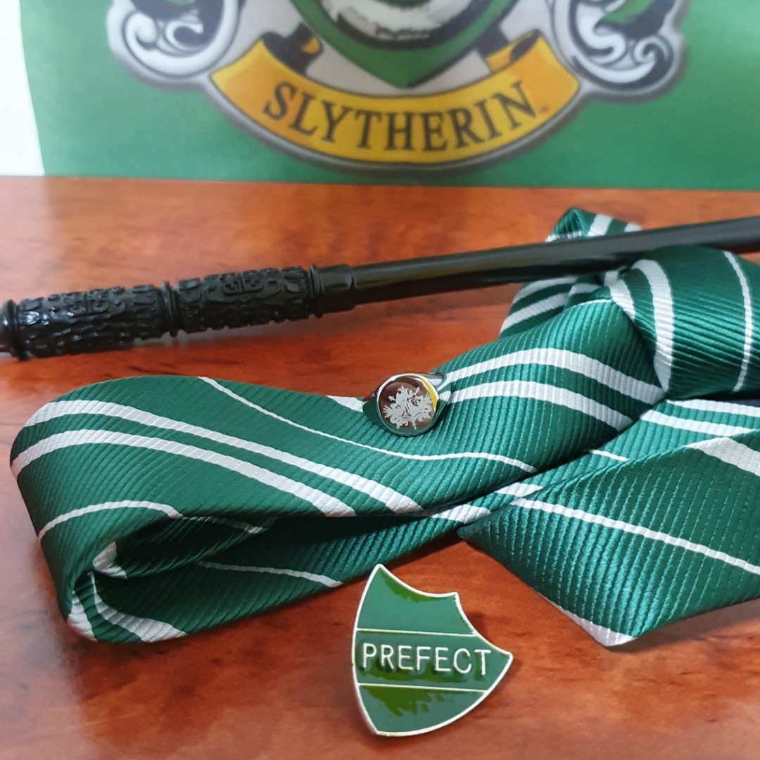 Hogwarts Prefect Badge - Slytherin/Gryffindor/Ravenclaw, Hobbies & Toys ...