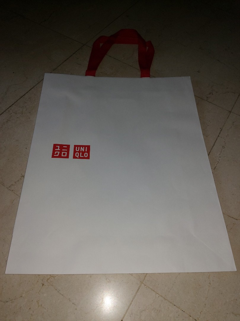 Paper bag uniqlo putih 34/42/11, Barang Yang Dicari di Carousell