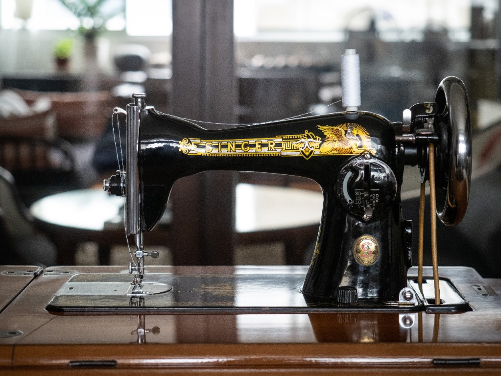 Singer Sewing Machine - Excellent Condition, Hobbies & Toys ...