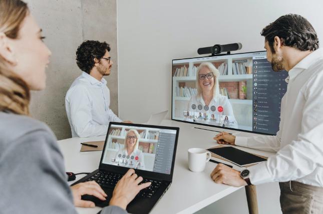 Barco Clickshare Conference CX-20 with Logitech Meetup Camera ...