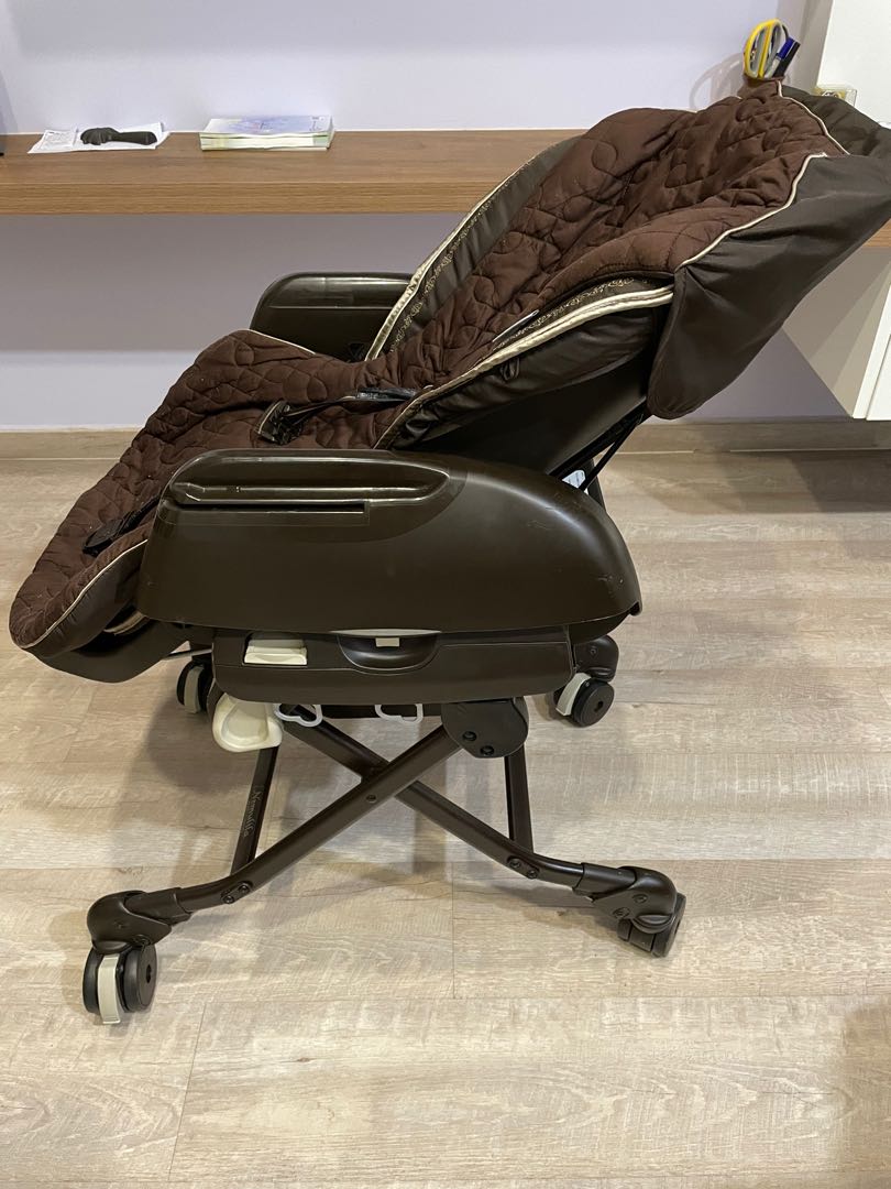 Combi Nemulila Auto Swing, Babies & Kids, Going Out, Car Seats on Carousell