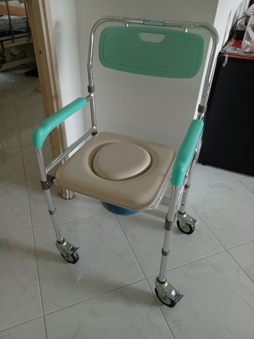 Relatively new commode, Health & Nutrition, Assistive & Rehabilatory ...