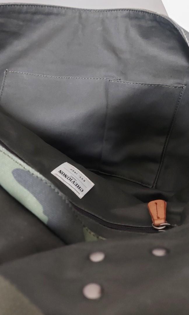 Chevignon Camouflage Cross body bag 迷彩斜孭袋, 女裝, 手袋及銀包, 多用途袋 - Carousell