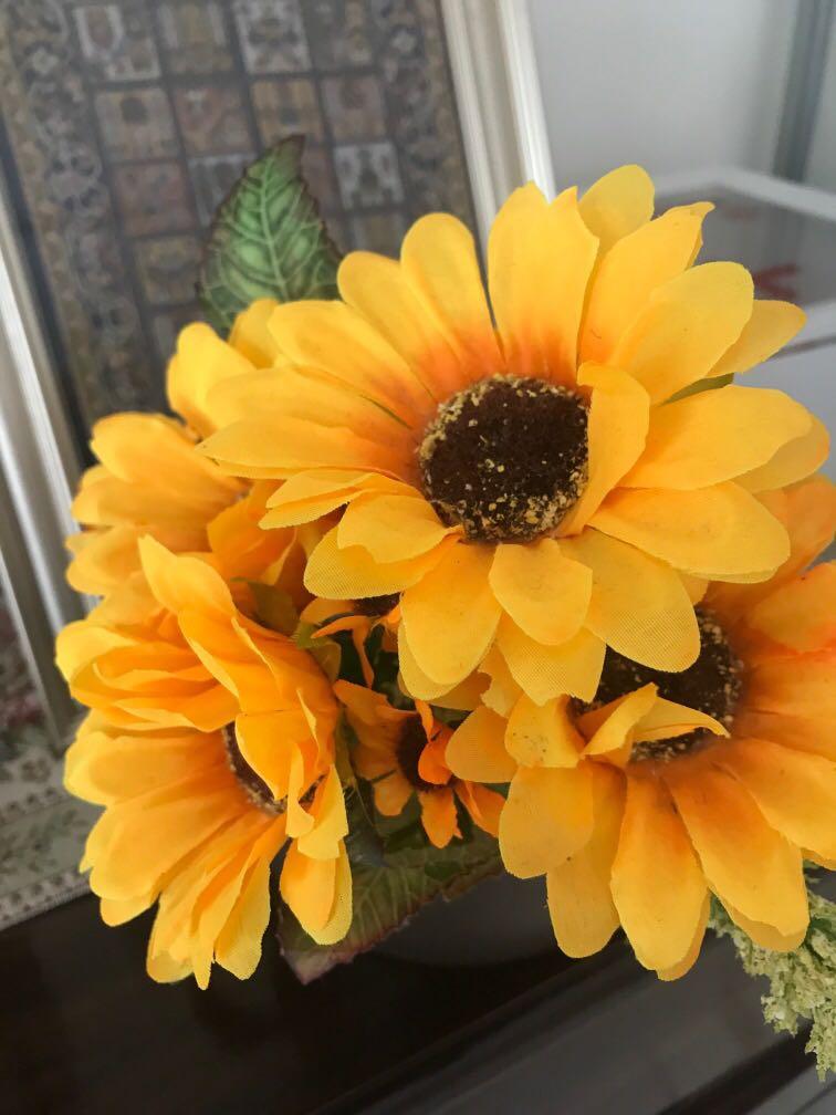 Vas Bunga dan table runner, Perabotan Rumah di Carousell