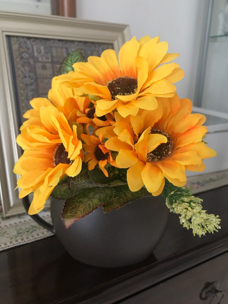 Vas Bunga dan table runner, Perabotan Rumah di Carousell