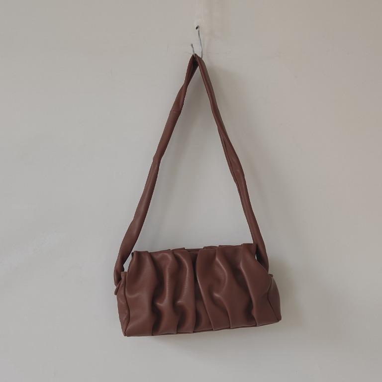 法國 Elleme Paris 啡色摺紋皮革 Vague 單咩袋, 女裝, 手袋及銀包, Tote Bags - Carousell