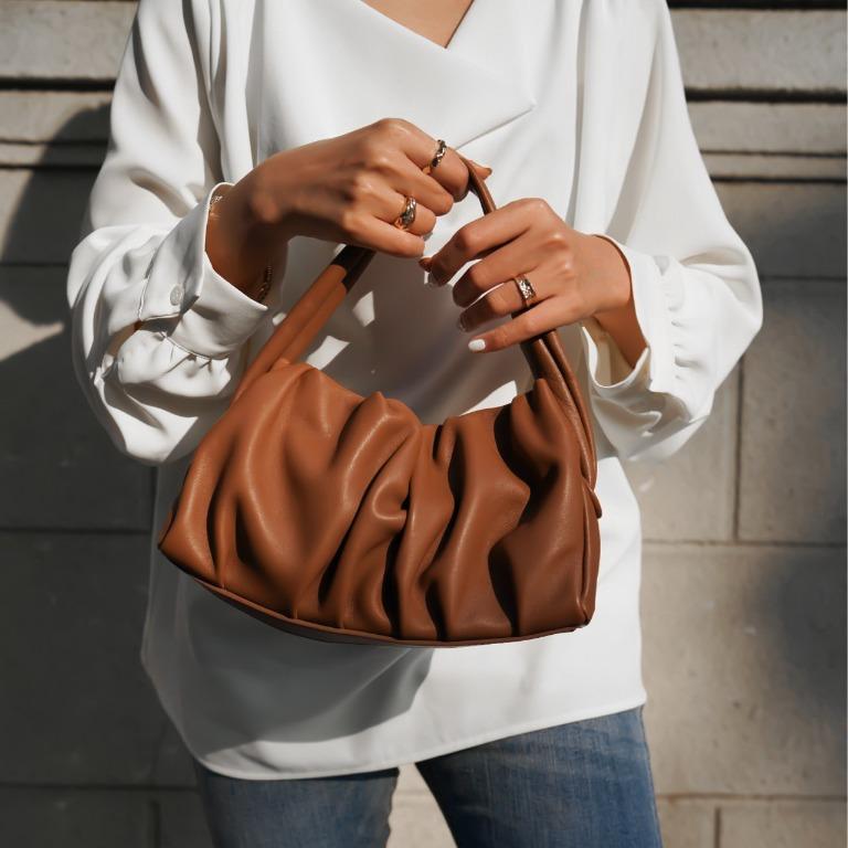 法國 Elleme Paris 啡色摺紋皮革 Vague 單咩袋, 女裝, 手袋及銀包, Tote Bags - Carousell