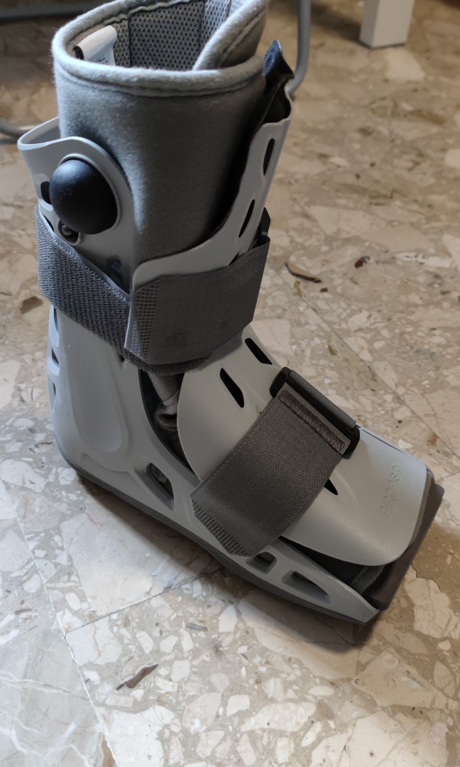 Aircast walking boot (short), Health & Nutrition, Medical Supplies ...