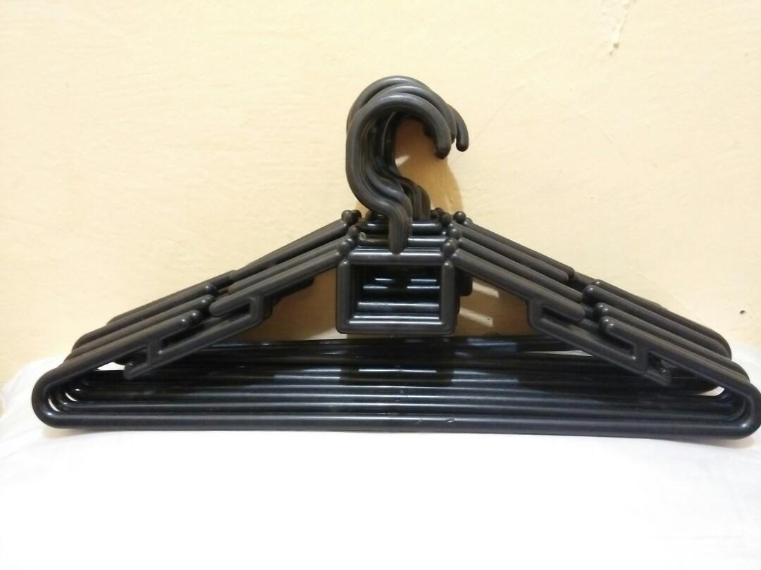 Hanger hitam polos / 3lusin, Perabotan Rumah di Carousell