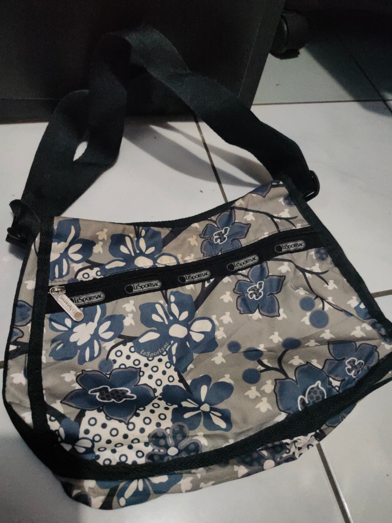 LeSportsac Tas selempang nilon, Fesyen Wanita, Tas & Dompet di Carousell