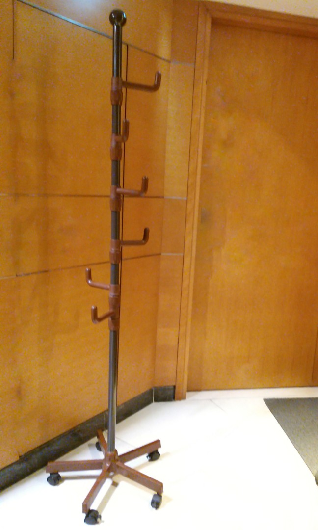 Strong clothes rack with wheels, 傢俬＆家居, 其他, 掛鉤和衣架 - Carousell