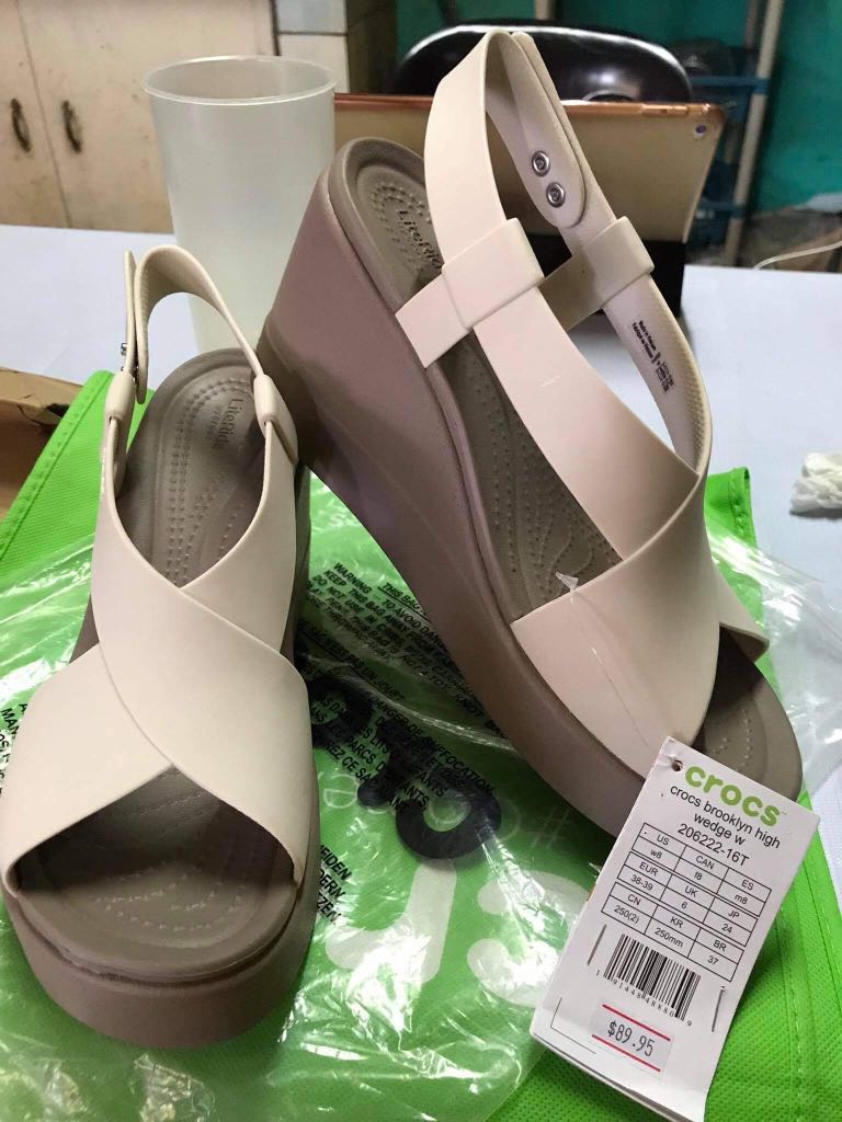 Crocs Wedge, Women's Fashion, Footwear, Wedges on Carousell