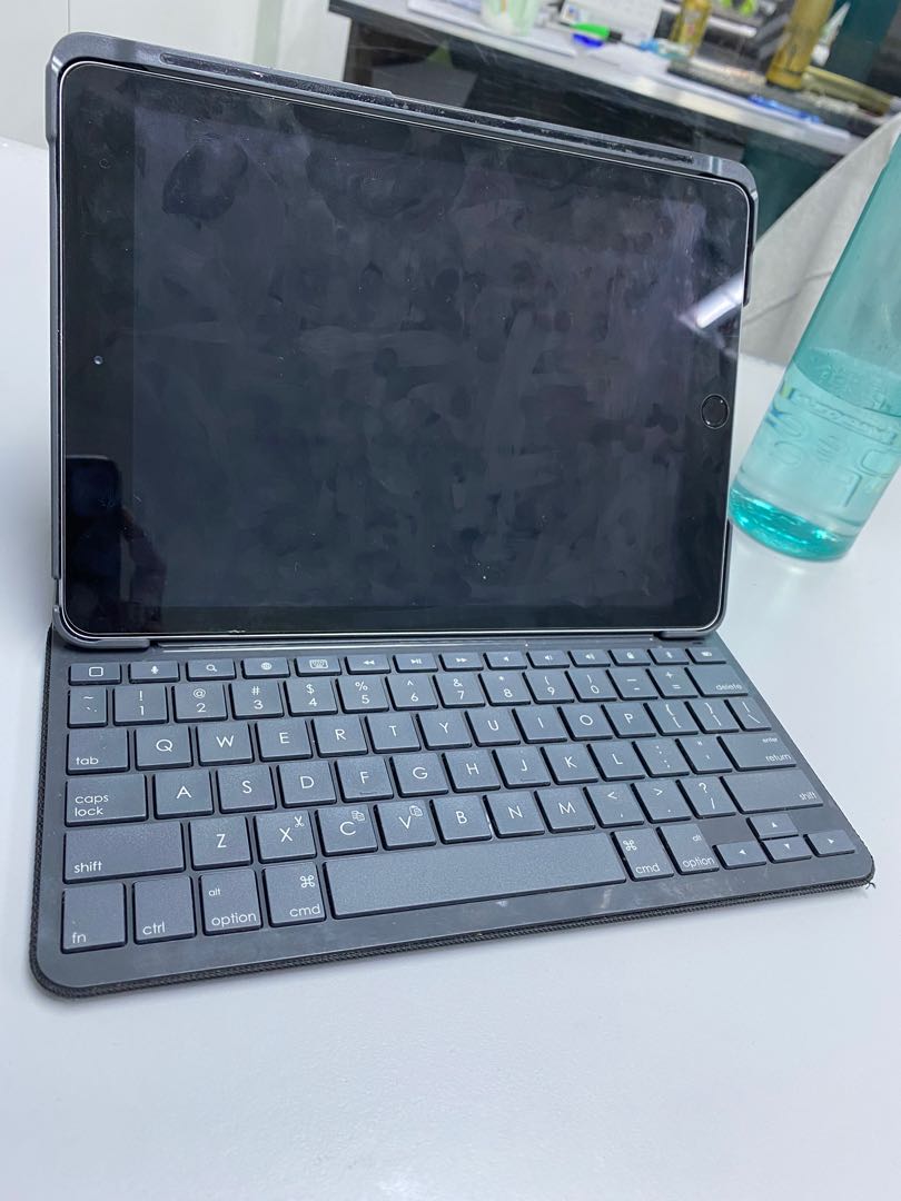 iPad 6th Gen with Logitech original Keyboard, Mobile Phones & Gadgets ...