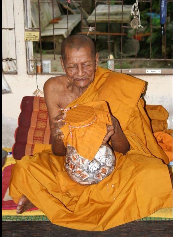 Lp prom somdej lang phra prom be 2554, Hobbies & Toys, Memorabilia ...