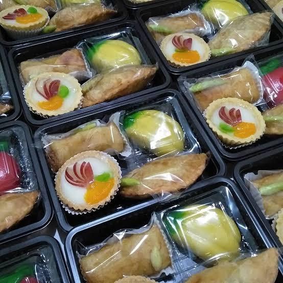 Menerima pesanan snack box, Makanan & Minuman, Kue-kue di Carousell