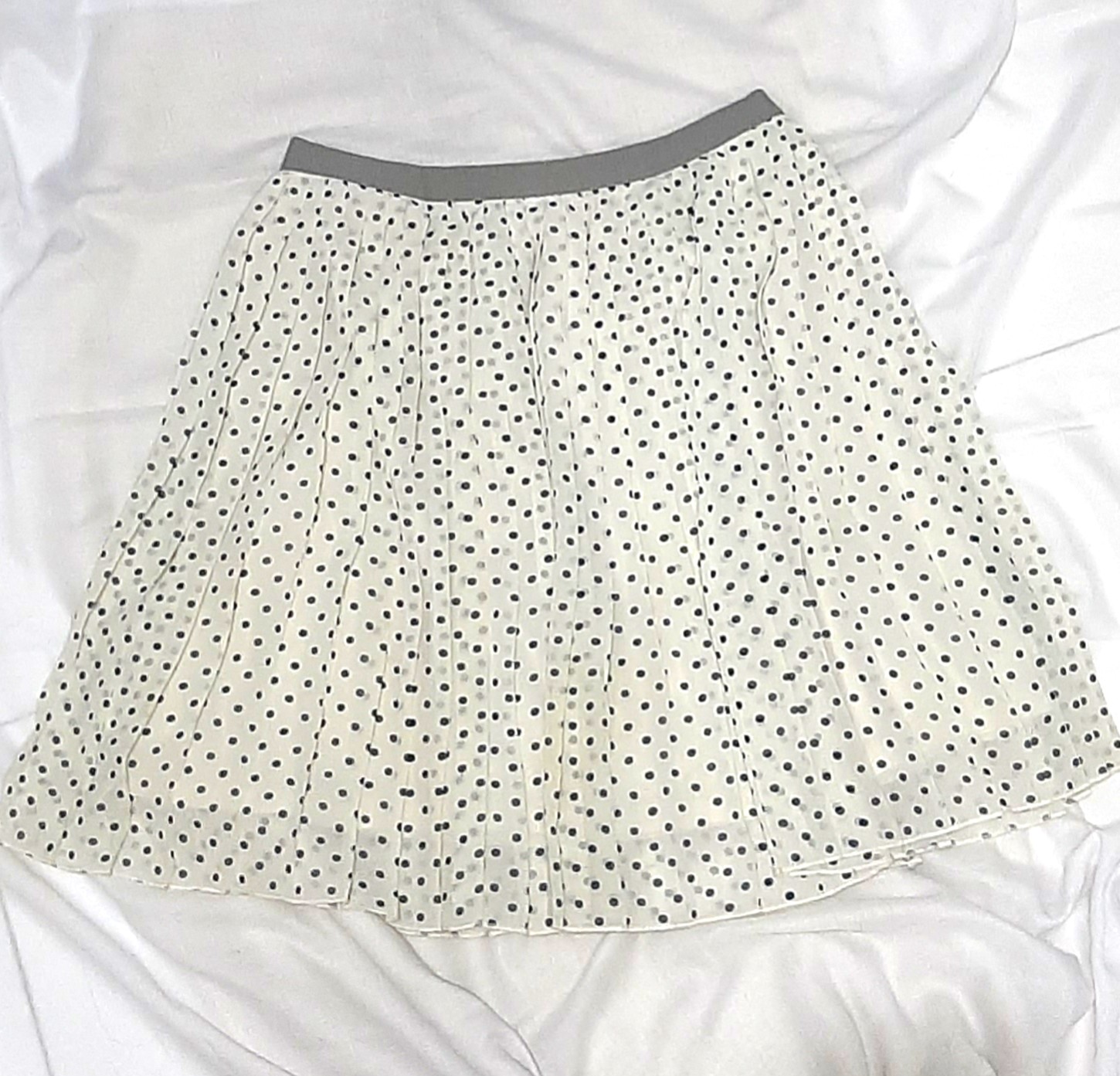 UNIQLO mini skirt / rok pendek polkadot putih, Fesyen Wanita, Pakaian ...