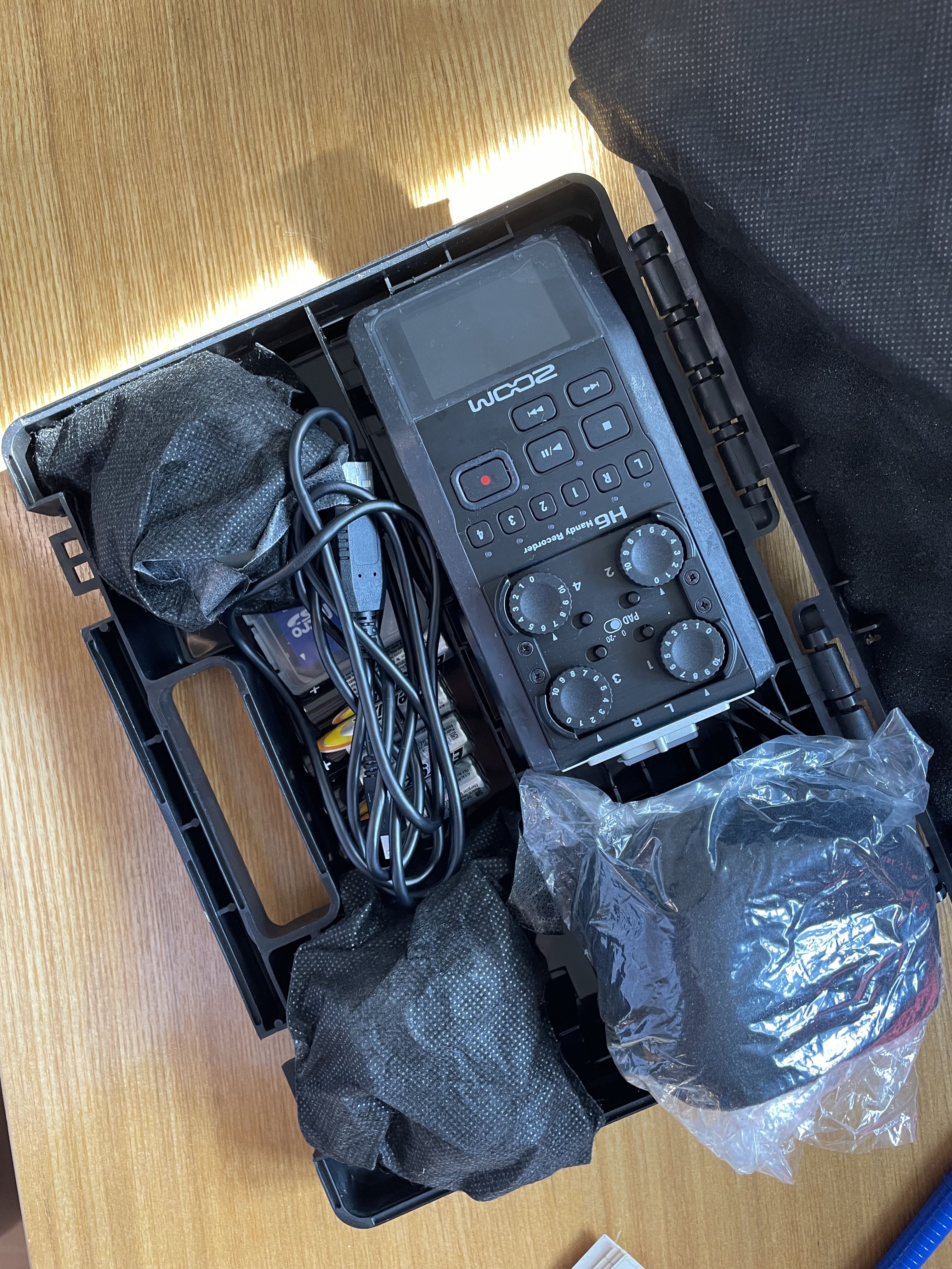 Zoom H6 All Black Recorder, Audio, Other Audio Equipment on Carousell