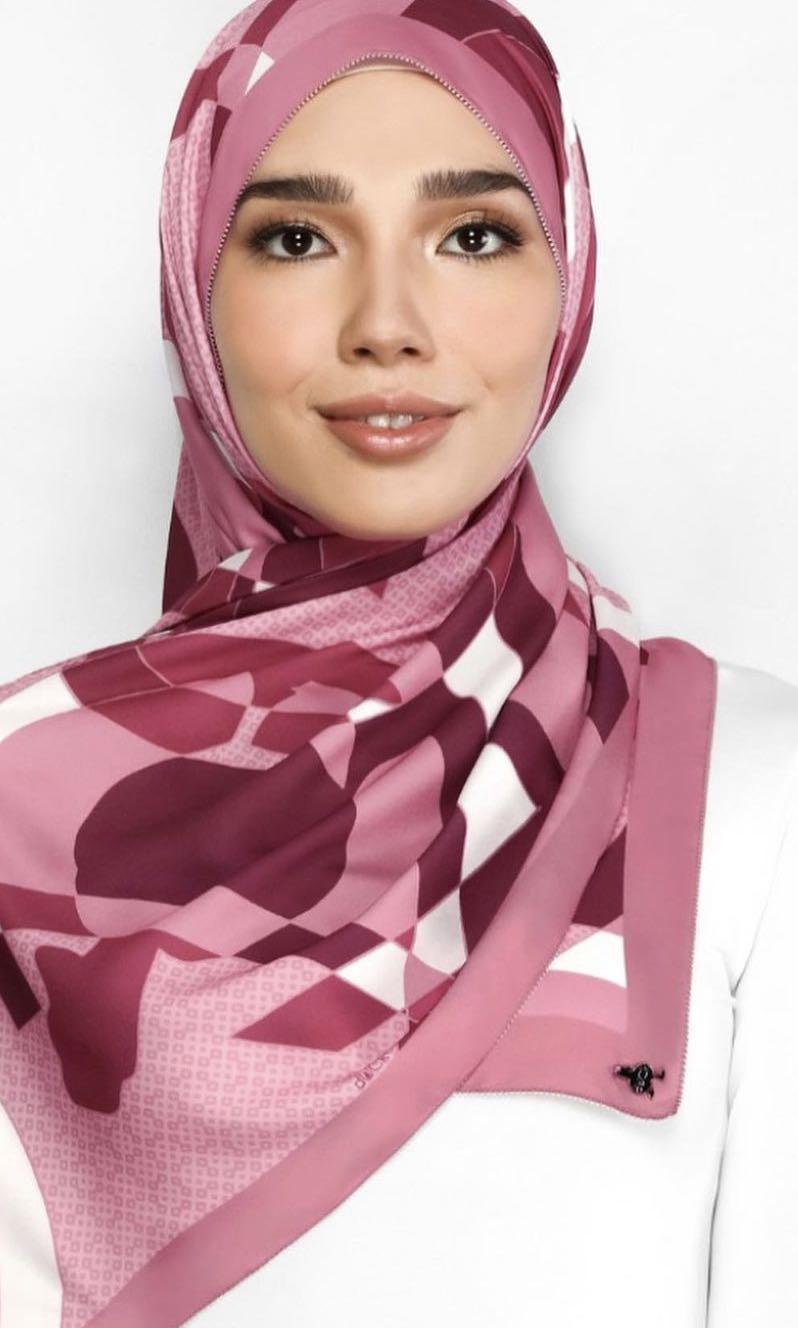 Duck Shawl Hotshot, Women's Fashion, Muslimah Fashion, Hijabs on Carousell