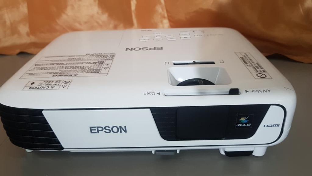 Epson EB-S31 projector 3300 lumens 3LCD super bright display, TV & Home ...