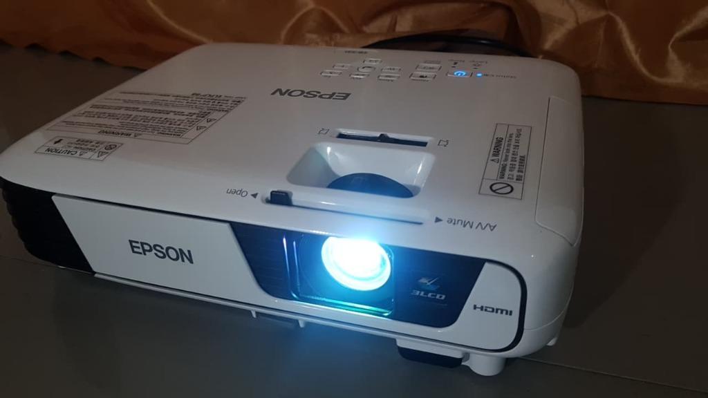 Epson EB-S31 projector 3300 lumens 3LCD super bright display, TV & Home ...