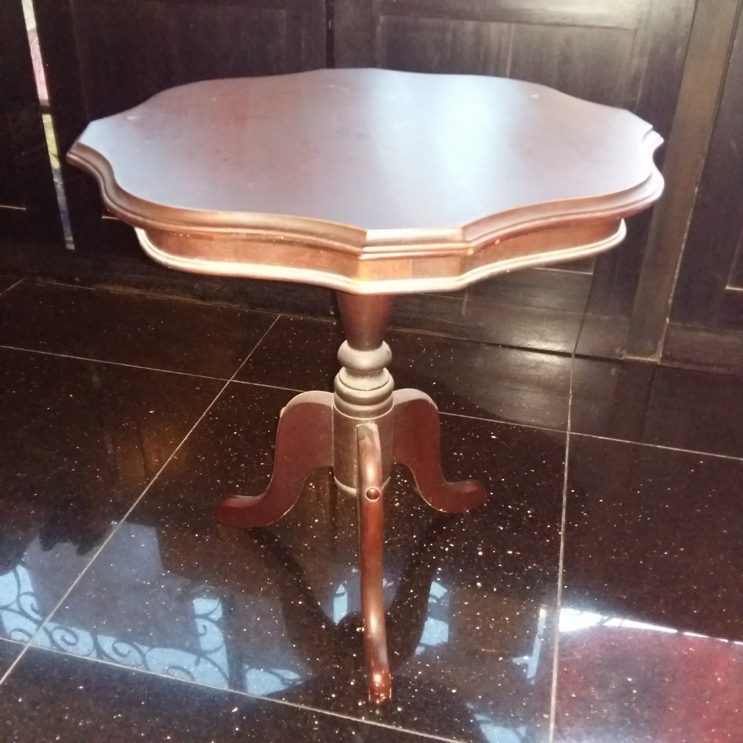 ANTIQUE VINTAGE SCALLOP Edge Round Table, Furniture & Home Living ...