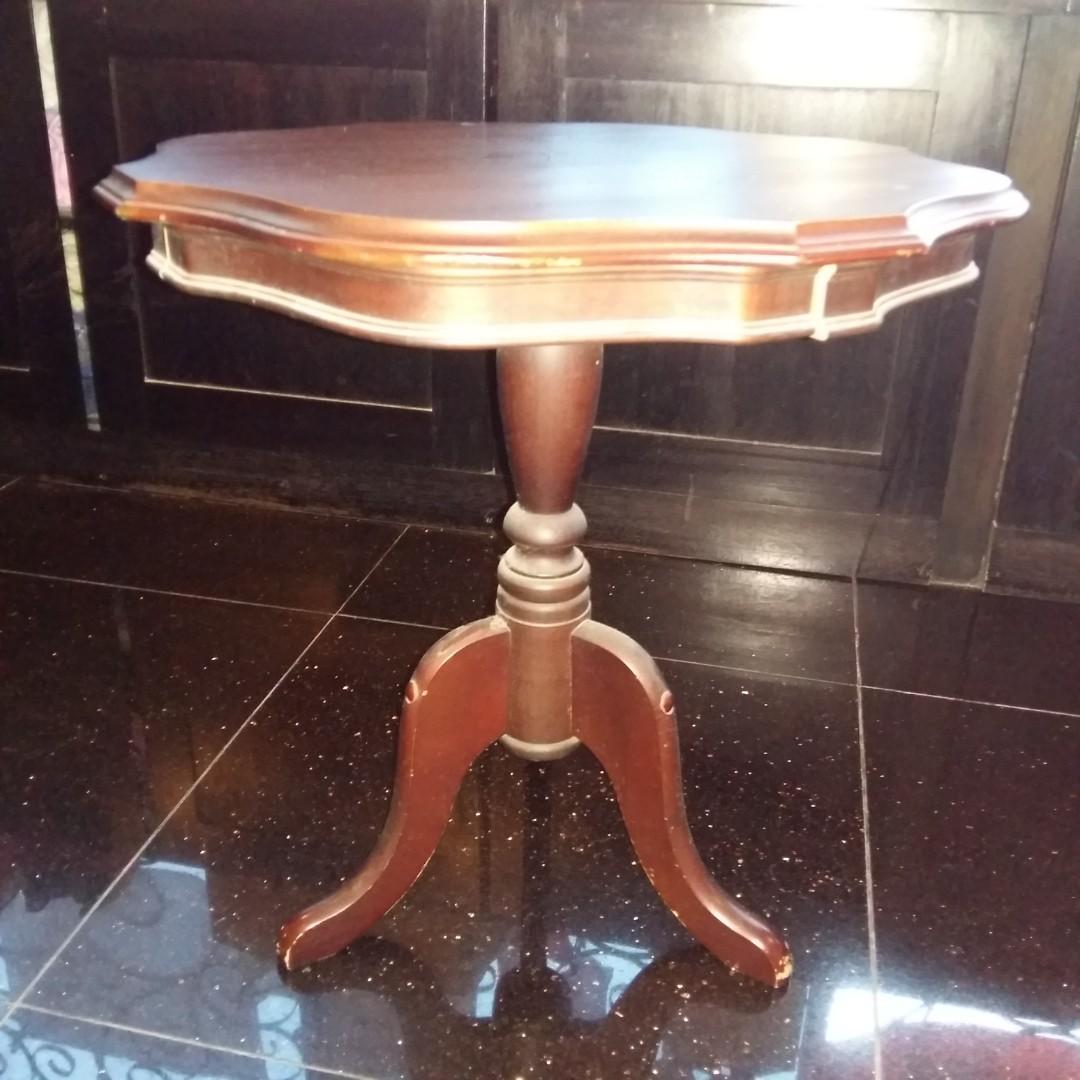 ANTIQUE VINTAGE SCALLOP Edge Round Table, Furniture & Home Living ...