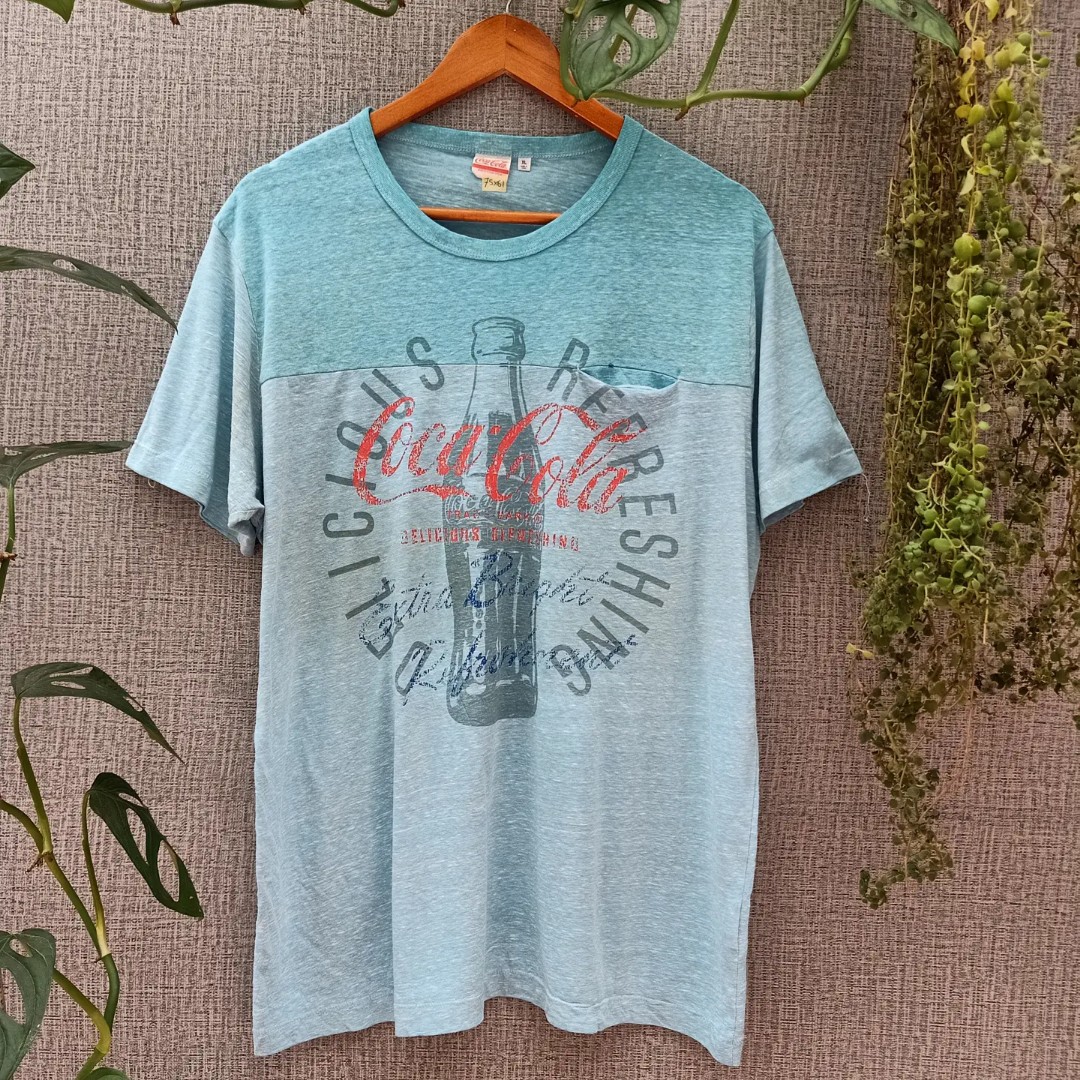 Coca-Cola UNIQLO KAOS VINTAGE, Fesyen Pria, Pakaian , Atasan di Carousell