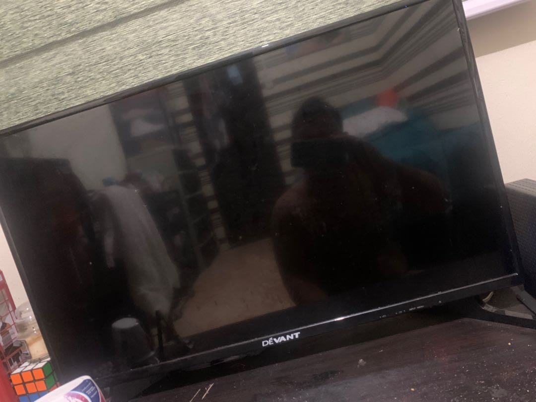 Tv devant 32 inch good as new, TV & Home Appliances, TV & Entertainment ...