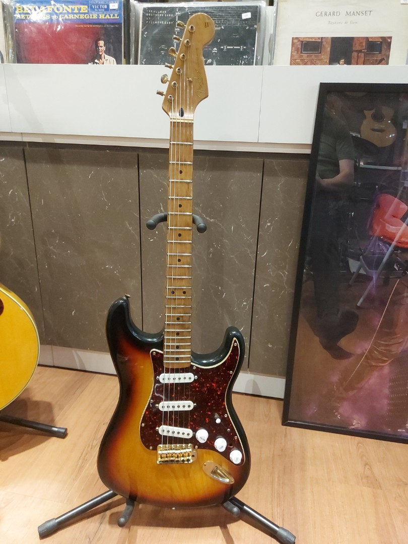Fender Deluxe Strat MIM Gold Hardware, Hobbies & Toys, Music & Media, Musical Instruments on ...