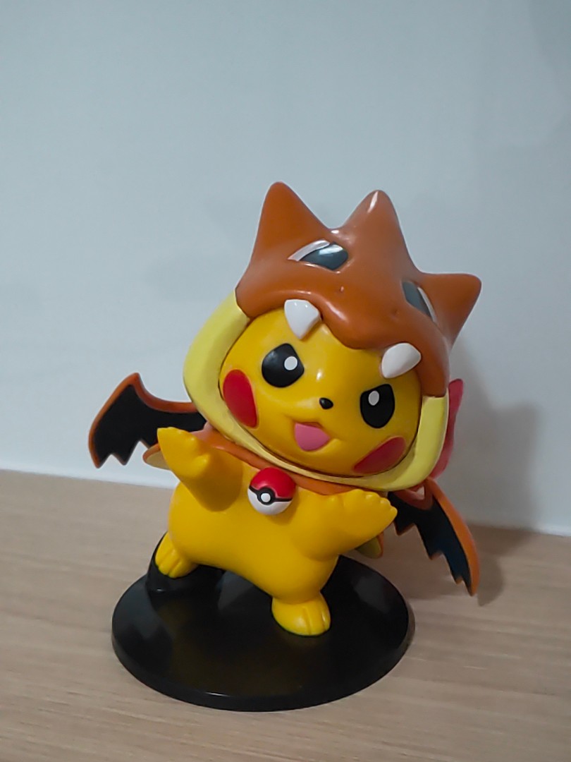 Pokemon Figurine (Charizard Y Pikachu Poncho), Hobbies & Toys ...