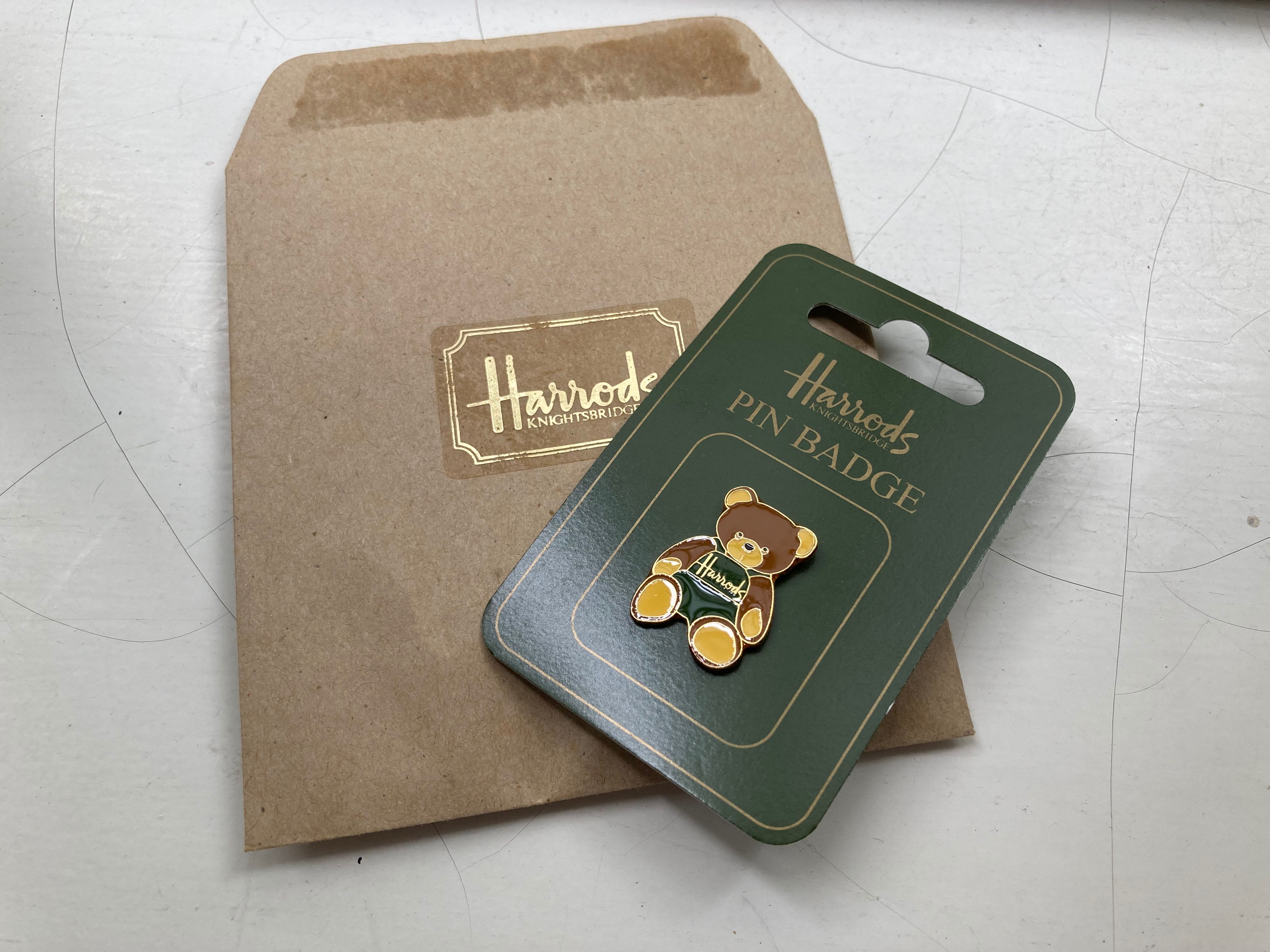 [聖誕禮物精選]'Harrods' pin 經典熊仔襟章, 女裝, 手錶及配件, 其他飾物 - Carousell