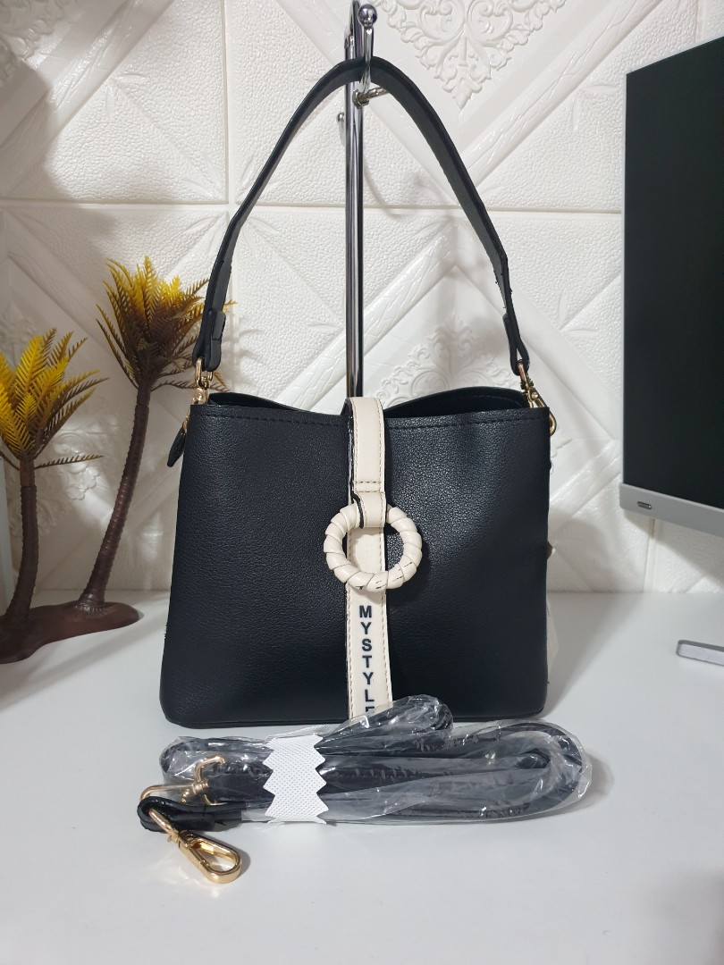 Howru two way bag, Women's Fashion, Bags & Wallets, Cross-body Bags on ...