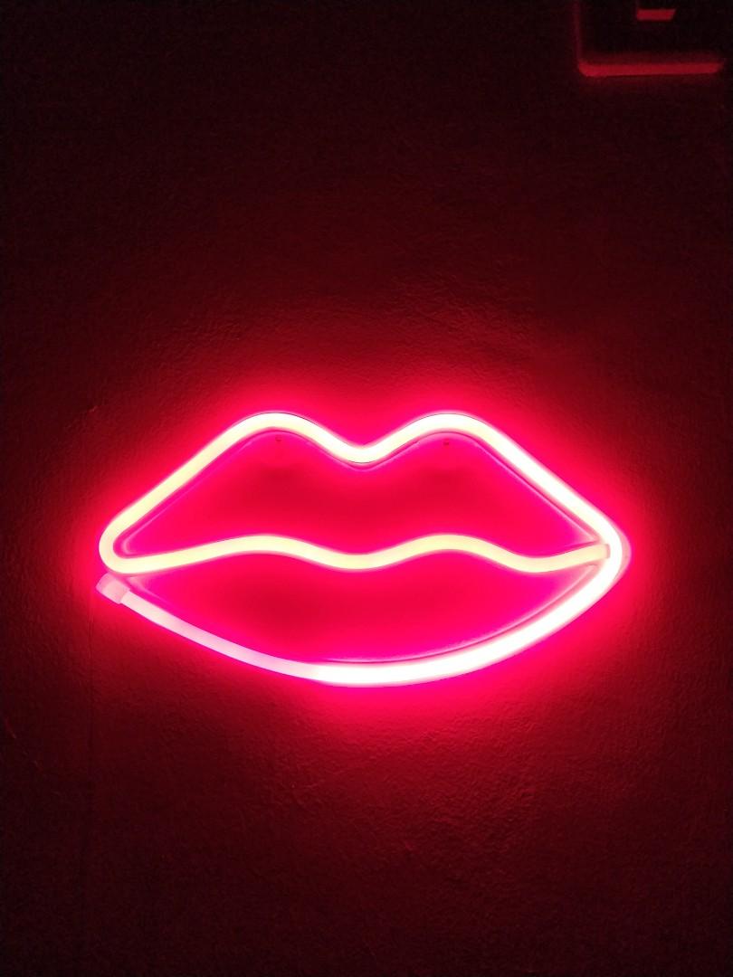 Lampu Neon Bibir (Merah), Desain & Kerajinan Tangan, Lainnya di Carousell