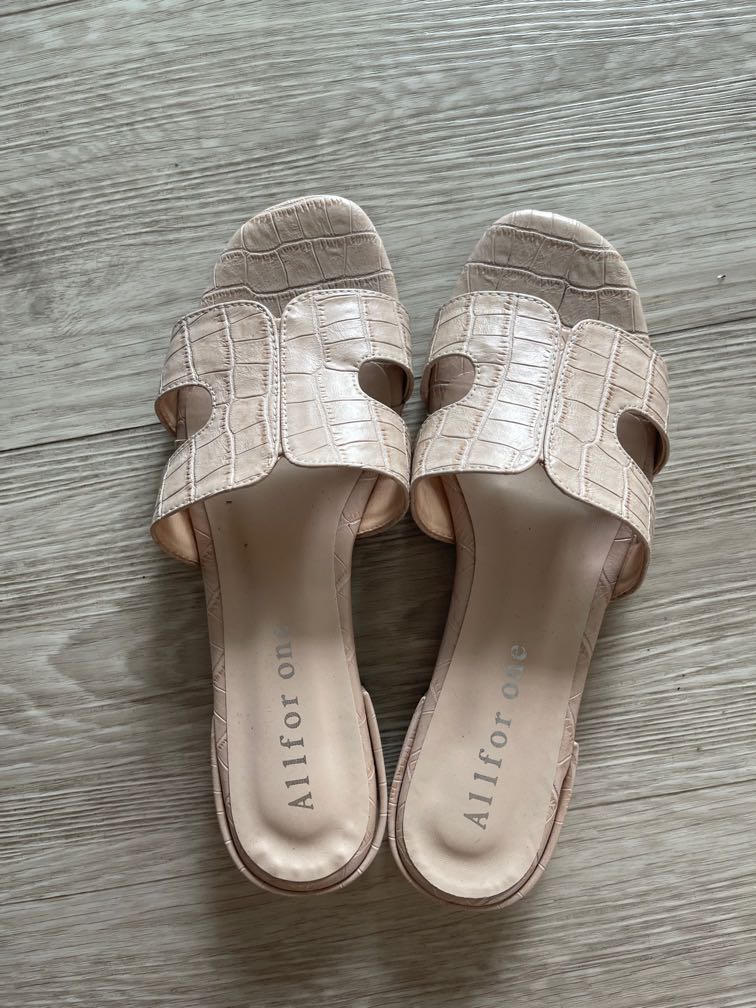 Sliders in Cream, Women's Fashion, Footwear, Flats on Carousell