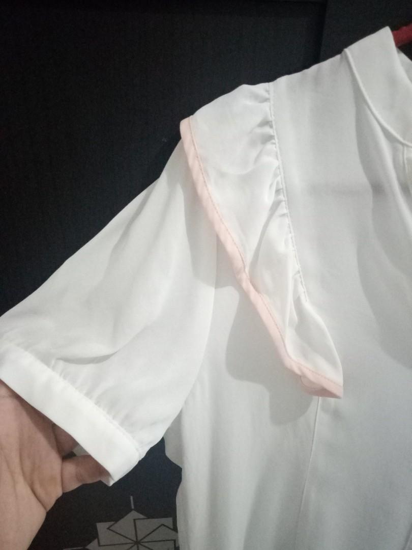 Kemeja putih layer, Fesyen Wanita, Pakaian Wanita, Atasan di Carousell