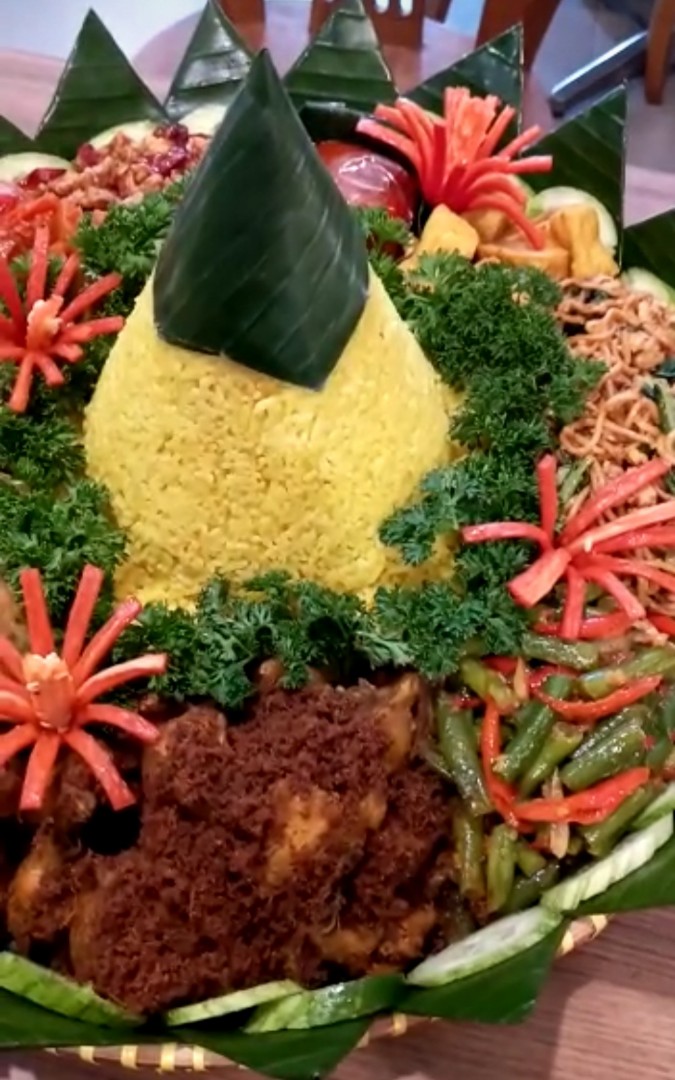 Nasi tumpeng porsi besar, Makanan & Minuman, Makanan Instan di Carousell