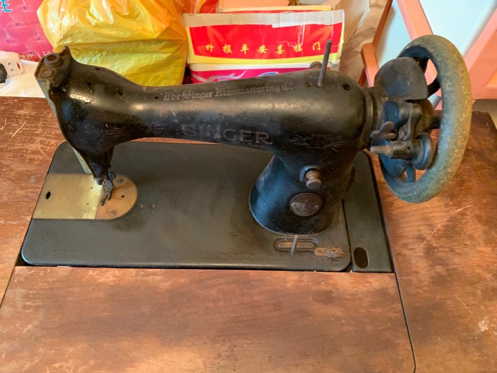 [As Is] Vintage Singer sewing machine Made in England, Hobbies & Toys ...