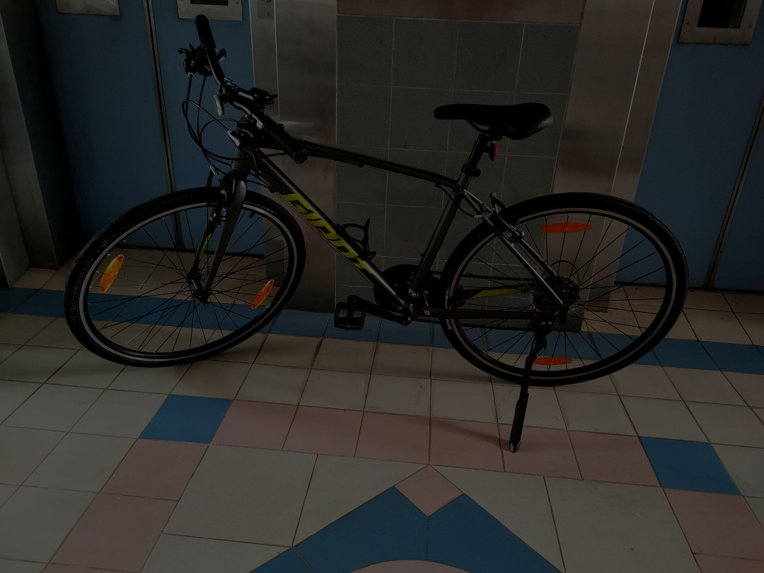 giant escape 3 hybrid bike with bicycle stand, Sports Equipment ...