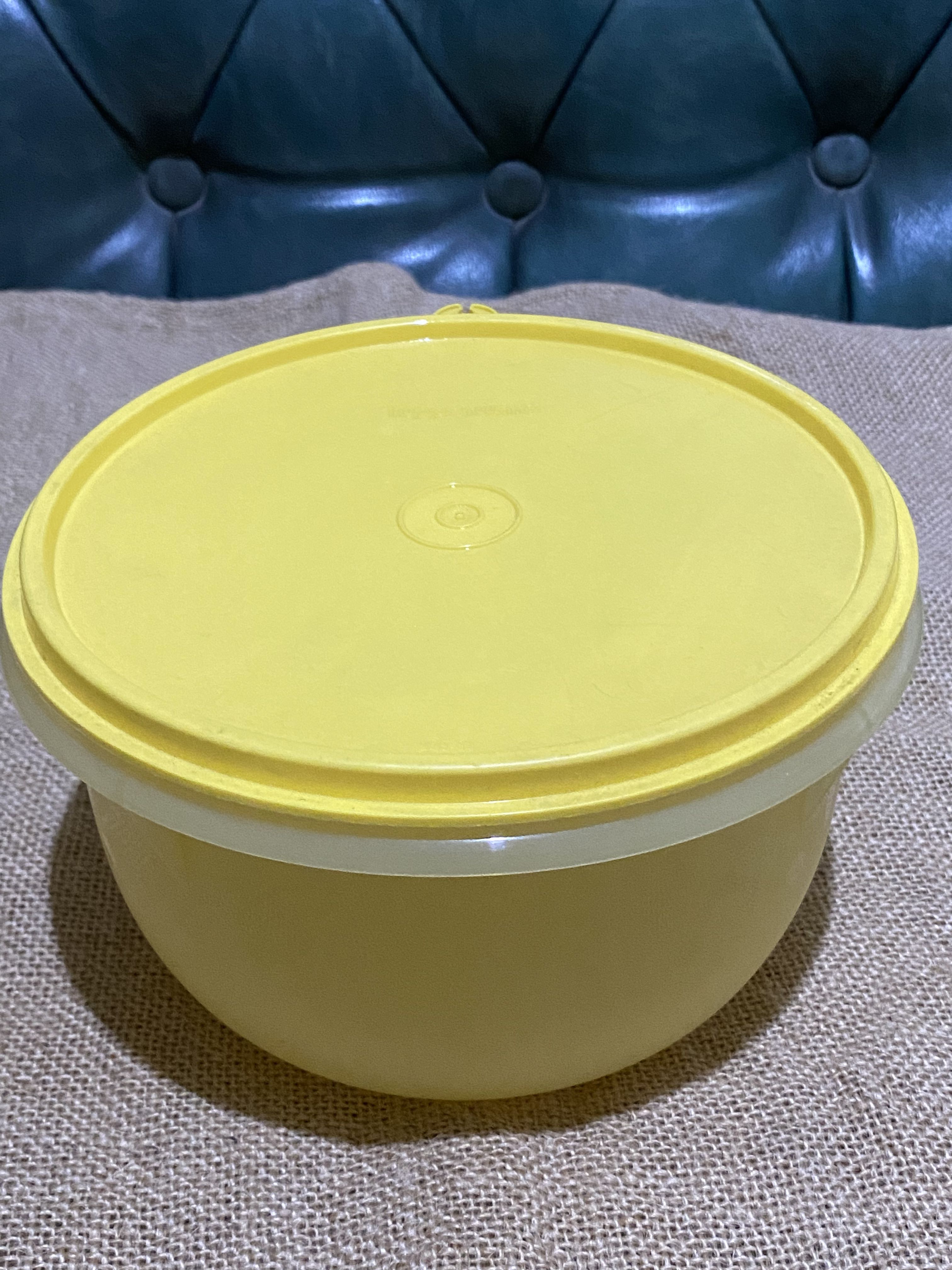 Tupperware Medium Bulat, Kitchen & Appliances di Carousell