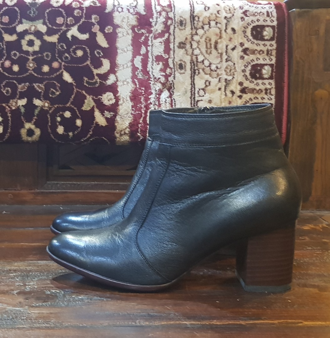 SNOWFLY leather boots, Women's Fashion, Footwear, Boots on Carousell