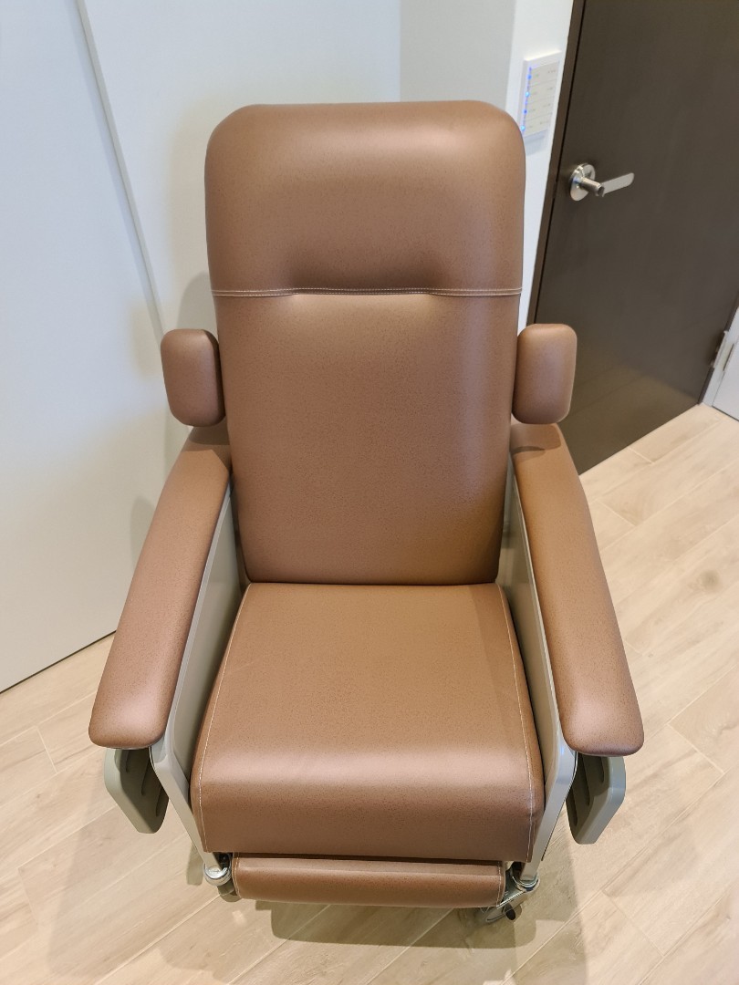 DNR Clinical Reclining Geriatric Chair (RARE FIND), Health & Nutrition ...