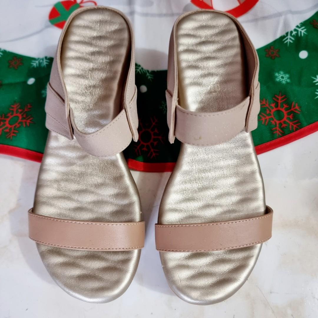 CLN wedge sandals, Women's Fashion, Footwear, Wedges on Carousell