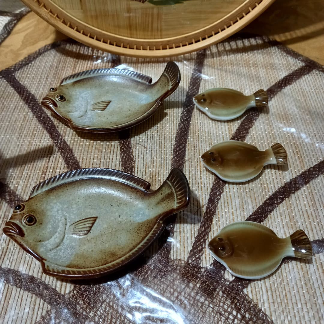 FISH SAUCERS WITH SET OF CHOPSTICK REST, Furniture & Home Living ...
