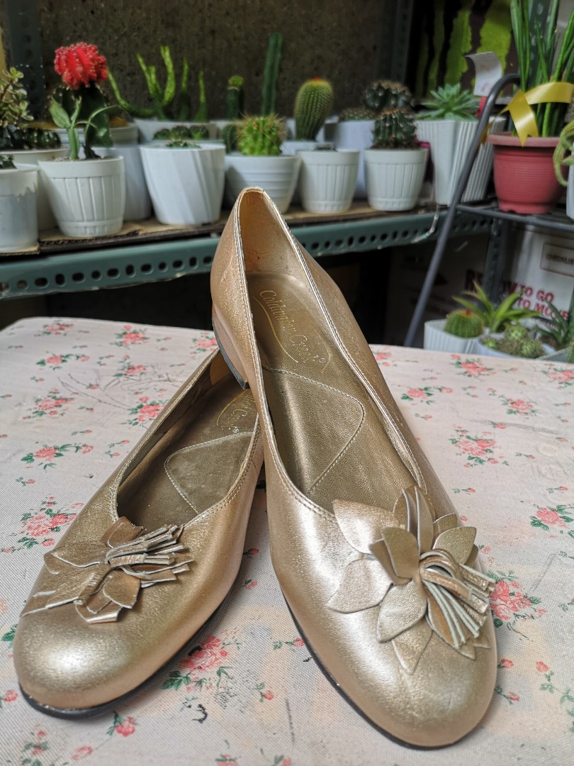 Gold Flats, Women's Fashion, Footwear, Flats & Sandals on Carousell