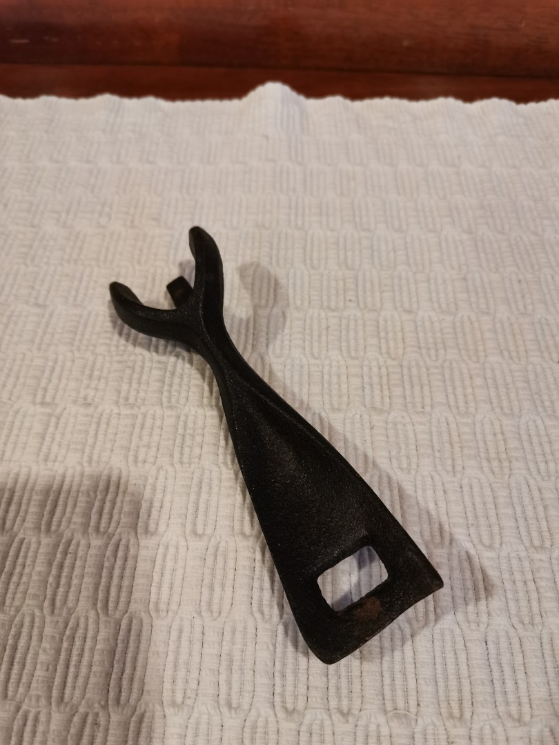 Cast iron hot plate lifter/handle, Furniture & Home Living, Kitchenware ...