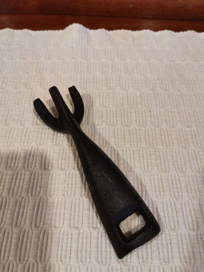 Cast iron hot plate lifter/handle, Furniture & Home Living, Kitchenware ...