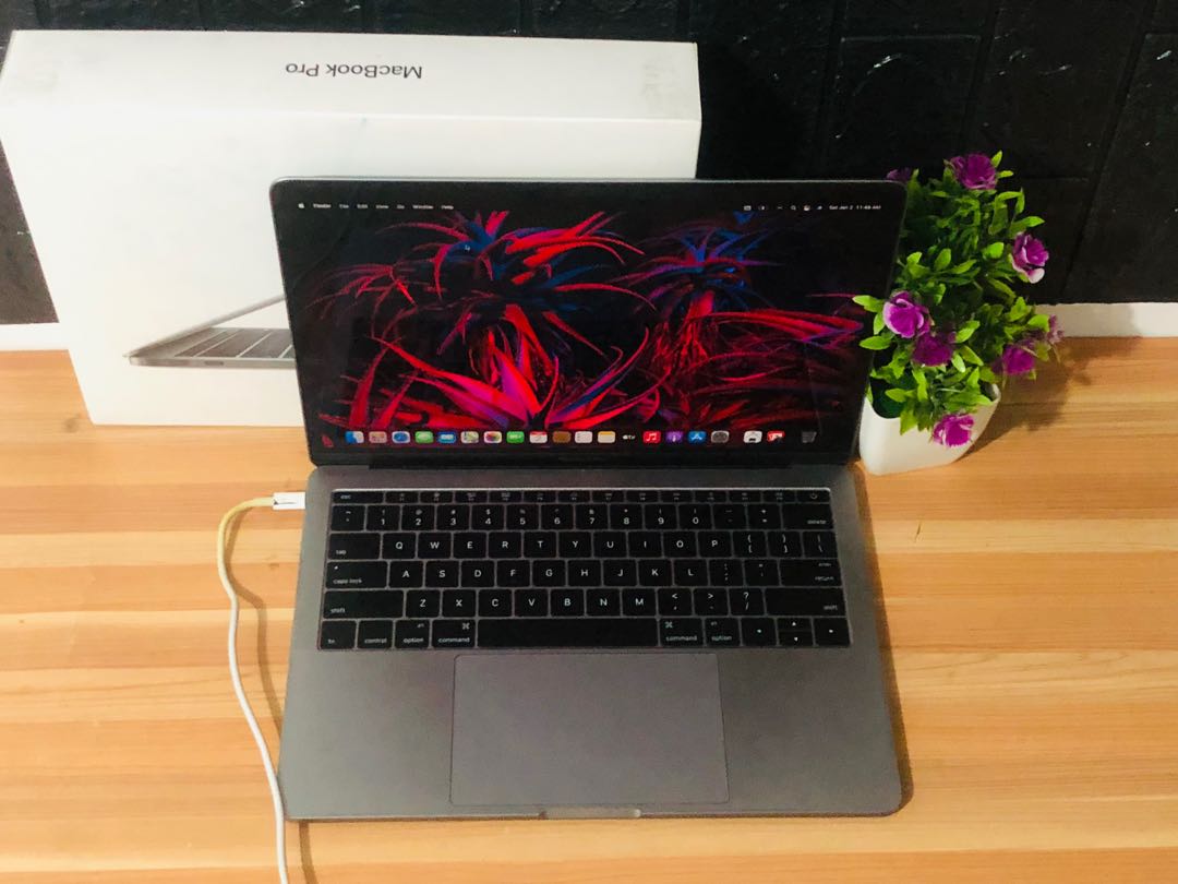 Macbook Pro 13-inch,Non-touch 2016 Complete with Box 8GB 256GB i5 Os ...